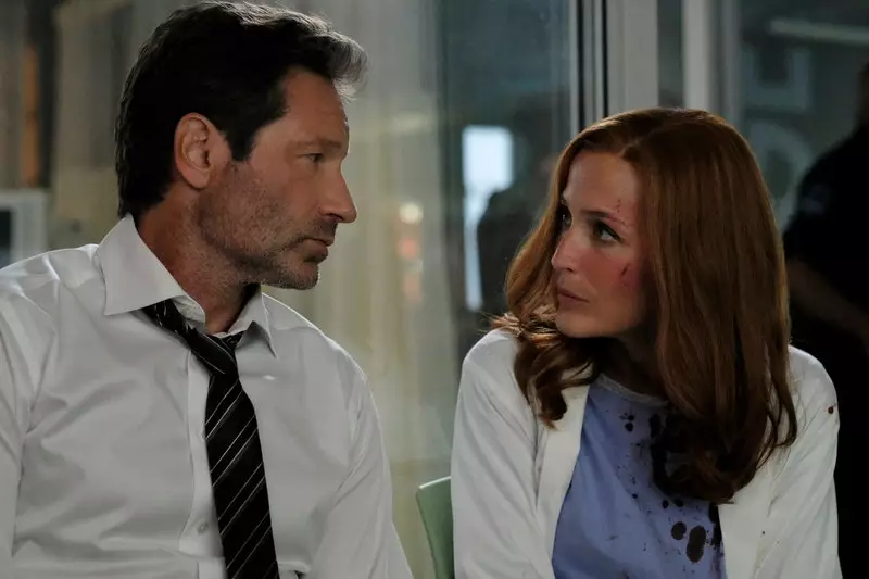 YR X-FFEILIAU: O'r chwith i'r chwith: David Duchovny a Gillian Anderson yn y