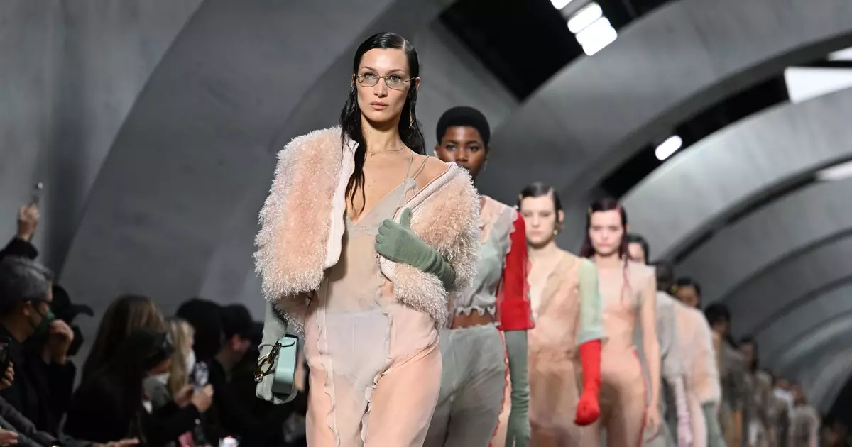 Sposób Bella Hadid na stylizację przezroczystych sukienek