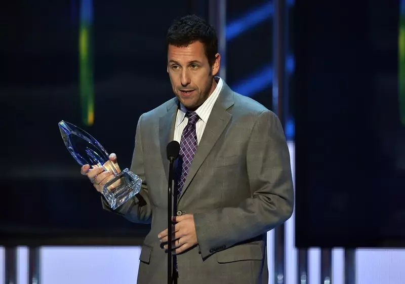 Dem Adam Sandler säi Film verléiert Native American Schauspiller wéinst angeblech beleidegtem Material - RAPPORT 63751_1