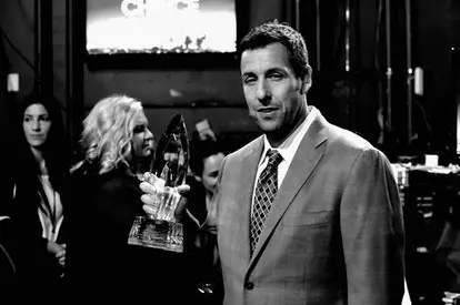 Dem Adam Sandler säi Film verléiert Native American Schauspiller wéinst angeblech beleidegtem Material - RAPPORT 63751_2