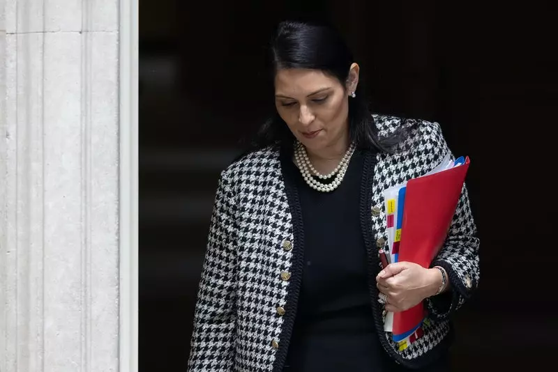 LONDRES, INGLATERRA - 24 DE JUNIO: La ministra del Interior, Priti Patel, deja el número 10 de Downing Street el 24 de junio, 2...