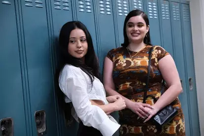 Alexa Demie als Maddy und Barbie Ferreira als Kat in „Euphoria“. Sie lehnen an Schließfächern an der...