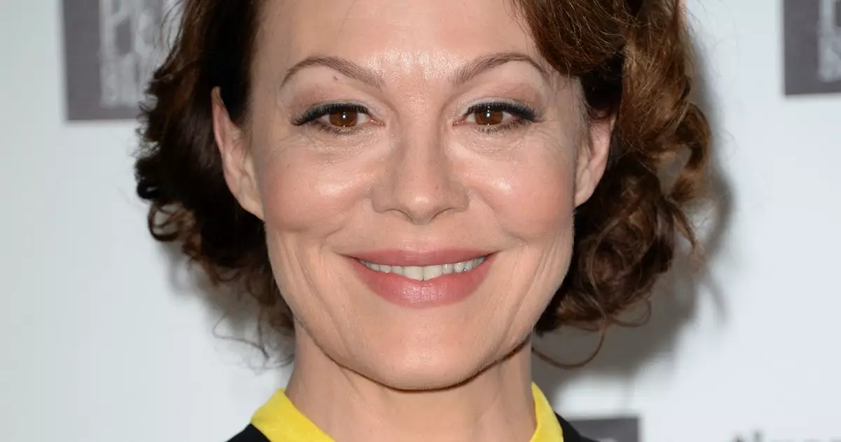 每个人都对 Helen McCrory 的“Peaky Blinders”致敬