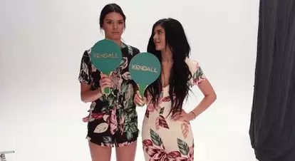 Kendall & Kylie Jenner Ṣere 'Arabinrin wo?' Fun 'Glamour,' Ati pe ko nira lati gboju awọn idahun wọn 75709_3