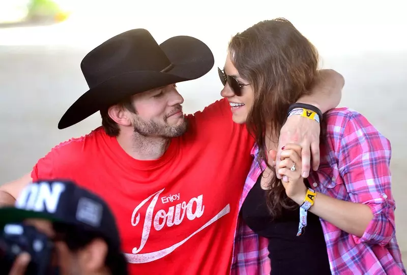 Ashton Kutcher & Mila Kunis smekmånad enligt uppgift inkluderad camping — Jackie & Kelso skulle aldrig! 76311_1