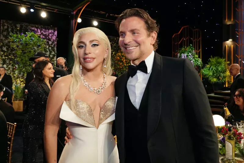 SANTA MONICA, CALIFORNIA - FEBRUARY 27: (L-R) Lady Gaga ndi Bradley Cooper apezeka pa 28th Screen Ac ...