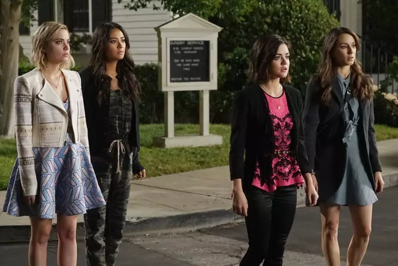 10 'Pretty Little Liars'-tijdsprongtheorieën die alles plagen, van meer psycho-stalkers tot huwelijksklokken 76562_1