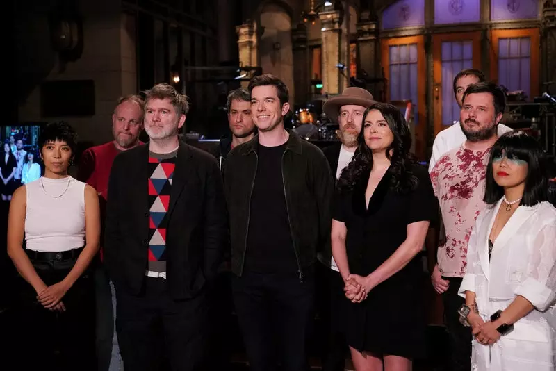 جون مۇلانېينىڭ «SNL» مونولوگىيىسىدە ئولىۋىيا مۇنن بىلەن يېڭى تۇغۇلغان بوۋاققا ئائىت مەزمۇنلار ۋە سەزگۈرلۈك بار.