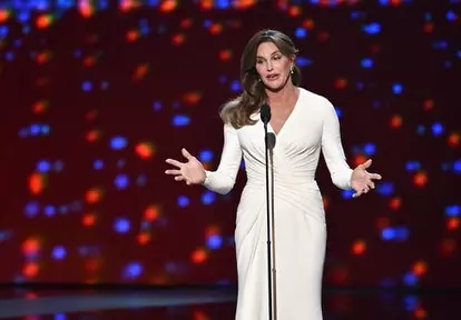 Wéi huet Kanye West dem Kim Kardashian gehollef Caitlyn Jenner akzeptéieren? Hie gëtt e puer Stellar Rotschléi, wéi 'I Am Cait' verroden 83640_2