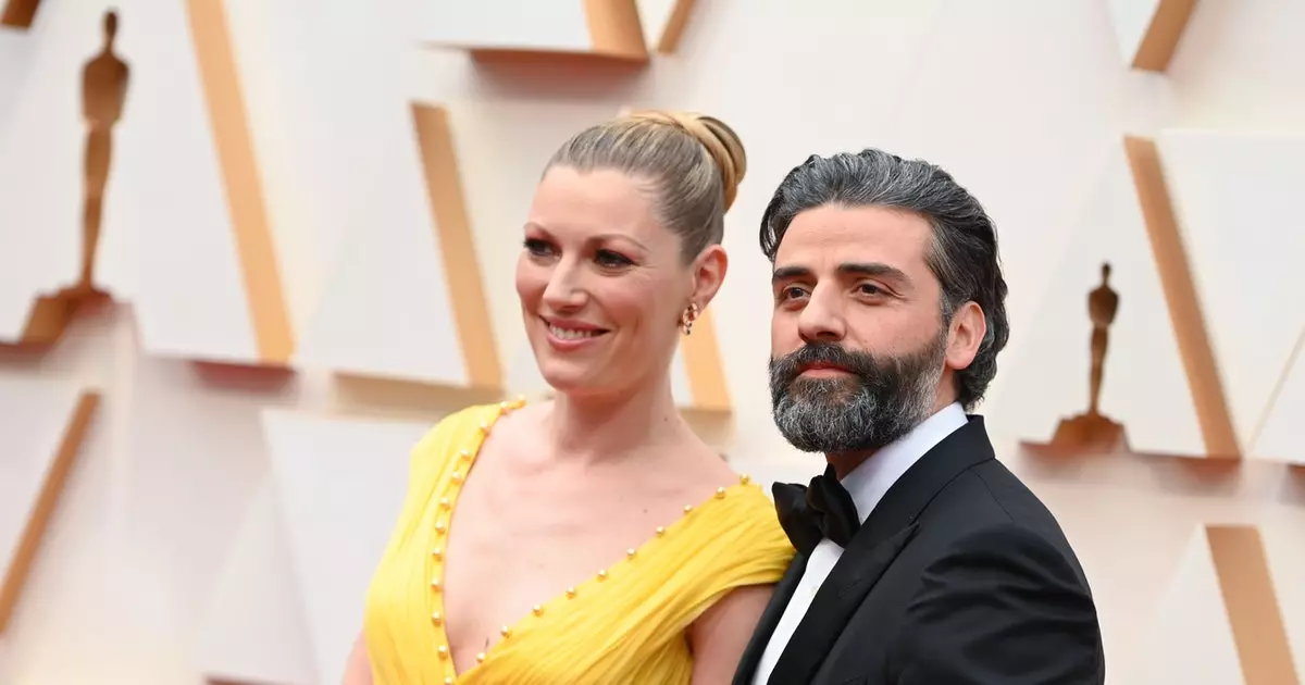 Oscar Isaac møtte sin kone da han var kledd som en