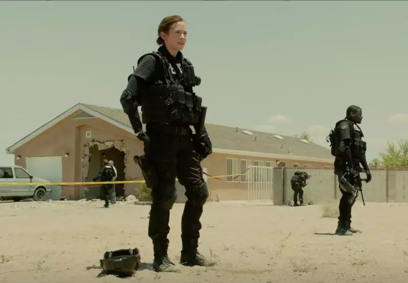 Emily Blunt는 'Sicario'에서 자신의 스턴트를 했습니까? 영국 여배우가 타박상을 입었습니다. 85657_1