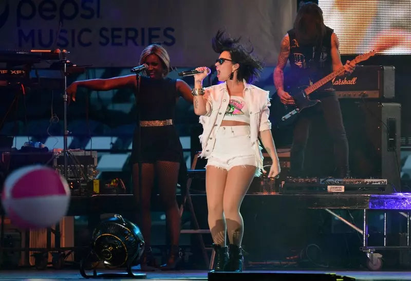 7 Demi Lovato-teksten om jo selsbetrouwen te meitsjen, om't se har wei om in ynspirearjend ferske wit — LISTEN 85914_1