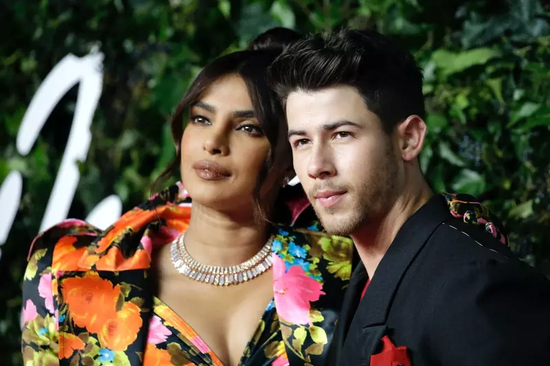 LONDON, ENGLAND - 29 NOVEMBER: Priyanka Chopra lan Nick Jonas rawuh ing The Fashion Awards 2021 ing Roya...