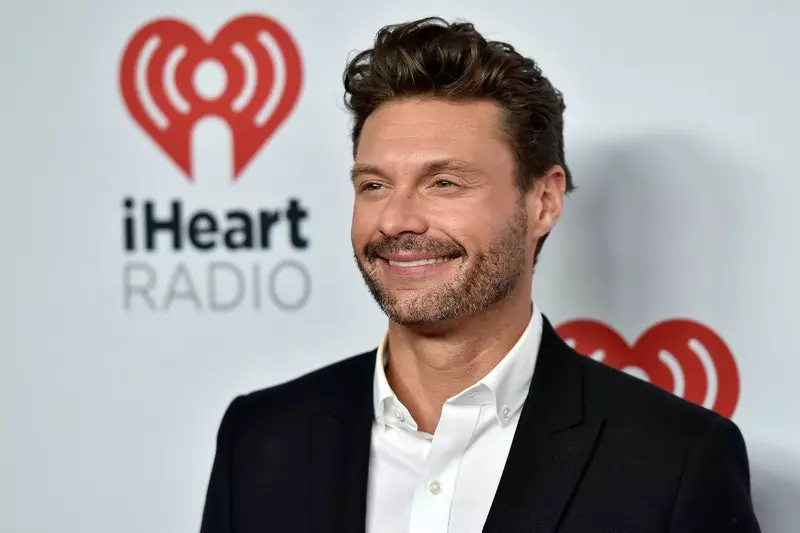 Foghlaimíonn Ryan Seacrest Le #Fiafraí Níos Mó Ag Emmys 2015, Rud a Bhaineann le Cairpéad Dearg Níos Suimiúla 87207_1