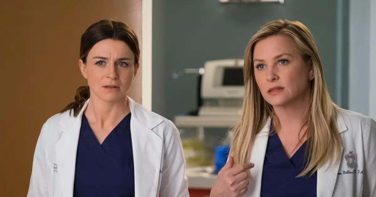 Arizono Povus Reveni Al 'Grey's Anatomy' Post La Plej Raportita Rolantaro-Eliro