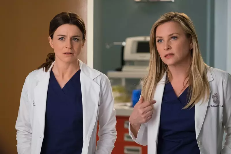 Caterina Scorsone 飾演 Amelia Shepherd 和 Jessica Capshaw 飾演 Arizona Robbins 在“實習醫生格蕾”中