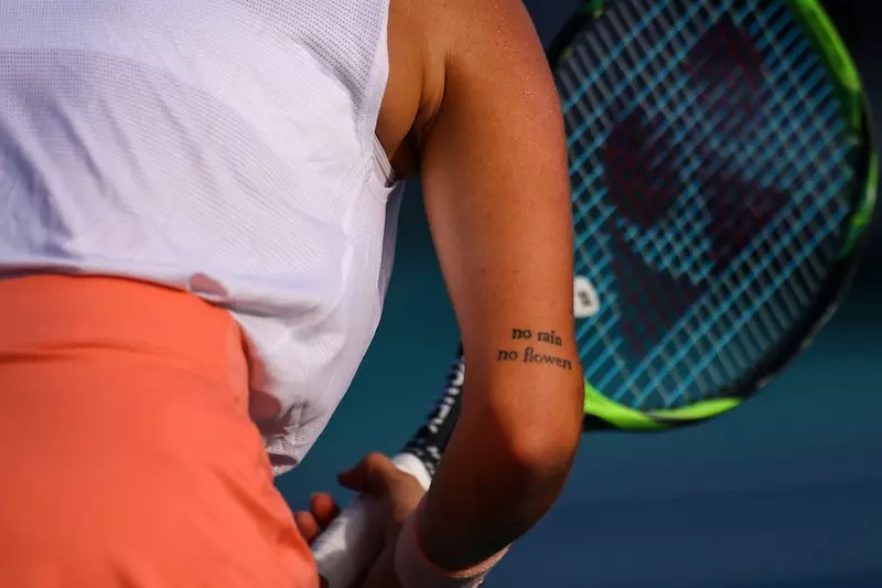 Dem Tennisspillerin Markéta Vondroušová seng Tattoo Schrëft ass klassesch.