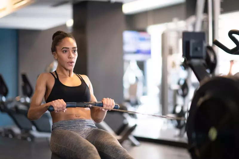 Jakie mięśnie działa wiosłowanie? Specjaliści od fitnessu wyjaśniają.