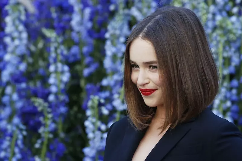 Emilia Clarke e ile ea e-ba 'Papali ea Literone' 'M'e oa Dragons Leha a na le chebahalo, eseng ka lebaka la bona. 92004_1