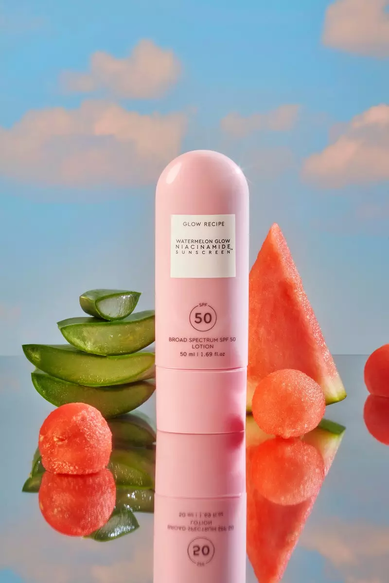 Glow Recipe Watermelon Glow Niacinamide Sunscreen SPF 50 ເປັນຜະລິດຕະພັນດູແລແສງແດດທໍາອິດຂອງຍີ່ຫໍ້; ນີ້...