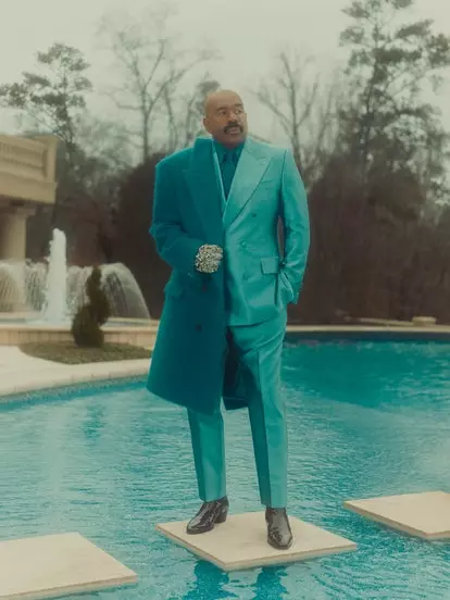 Steve Harvey in een groenblauwe outfit in PAPER Magazine