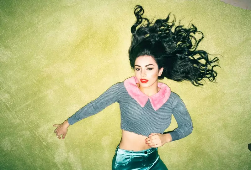 Charli XCX lance une collection de mode de vacances pour Boohoo, commencez à faire votre liste de souhaits maintenant 95400_1