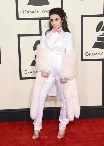 Charli XCX lancia la collezione di moda natalizia per Boohoo, inizia a creare la tua lista dei desideri ora 95400_4