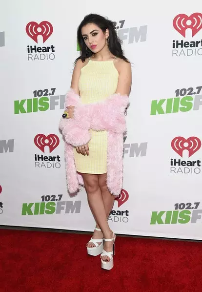 Charli XCX Launches Hnub So Zam Zam Sau Rau Boohoo, Pib Ua Koj Daim Ntawv Teev Npe Tam Sim No 95400_6