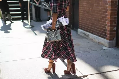 ภาพถ่ายสไตล์สตรีทของ New York Fashion Week เพื่อสร้างแรงบันดาลใจให้กับ OOTD คนต่อไปของคุณ — รูปถ่าย 97499_15