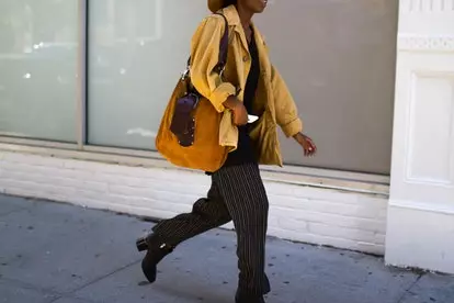 ภาพถ่ายสไตล์สตรีทของ New York Fashion Week เพื่อสร้างแรงบันดาลใจให้กับ OOTD คนต่อไปของคุณ — รูปถ่าย 97499_23