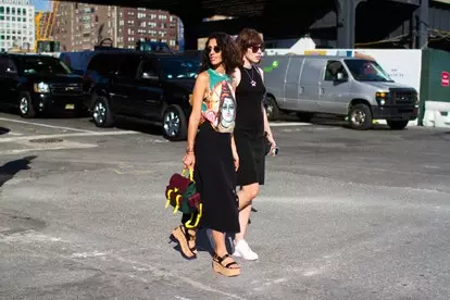 ภาพถ่ายสไตล์สตรีทของ New York Fashion Week เพื่อสร้างแรงบันดาลใจให้กับ OOTD คนต่อไปของคุณ — รูปถ่าย 97499_29