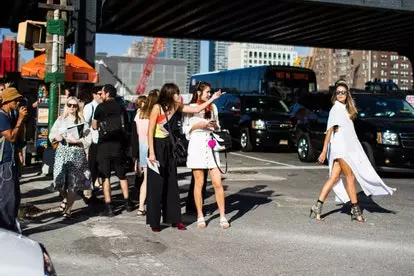 ภาพถ่ายสไตล์สตรีทของ New York Fashion Week เพื่อสร้างแรงบันดาลใจให้กับ OOTD คนต่อไปของคุณ — รูปถ่าย 97499_31