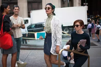 ภาพถ่ายสไตล์สตรีทของ New York Fashion Week เพื่อสร้างแรงบันดาลใจให้กับ OOTD คนต่อไปของคุณ — รูปถ่าย 97499_51