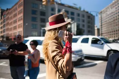 ภาพถ่ายสไตล์สตรีทของ New York Fashion Week เพื่อสร้างแรงบันดาลใจให้กับ OOTD คนต่อไปของคุณ — รูปถ่าย 97499_57